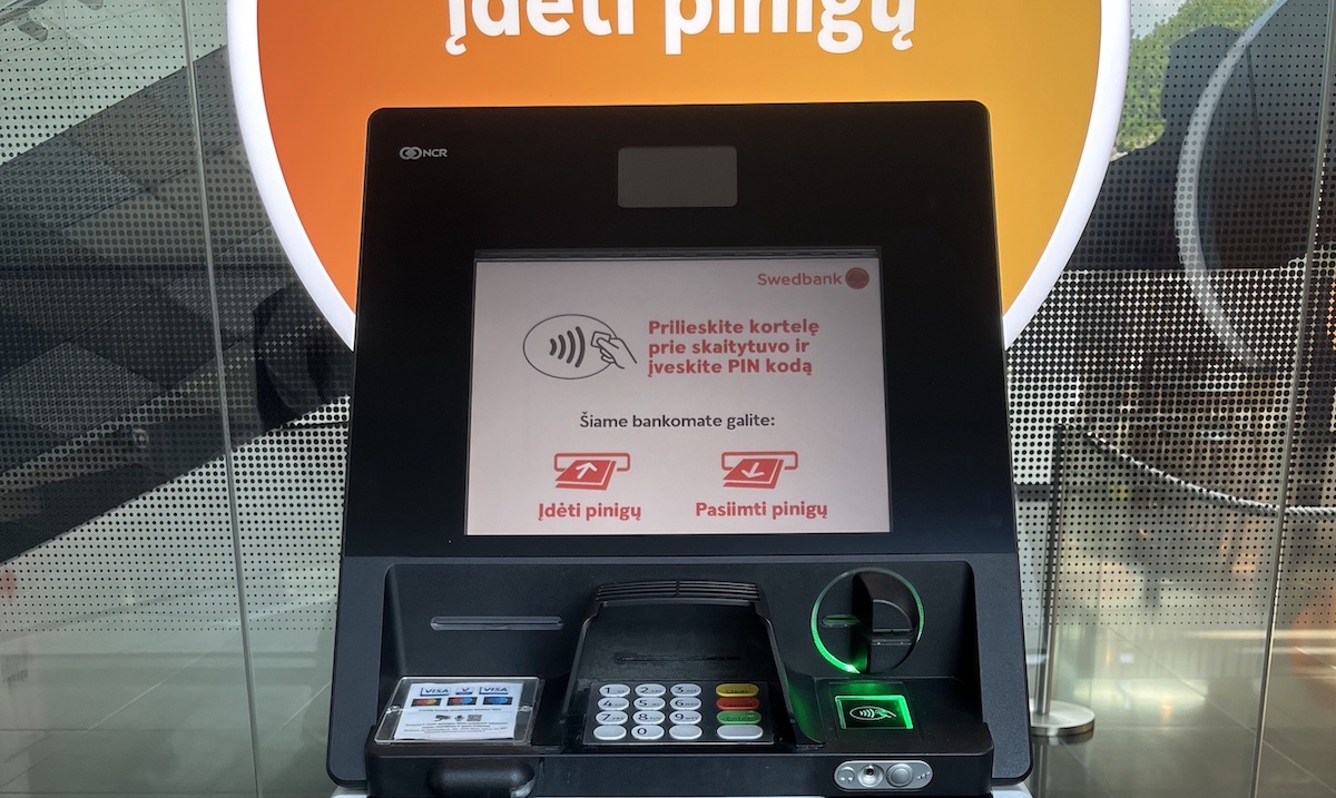 „Swedbank“ visus savo bankomatus pritaikė žmonėms su regos negalia ...